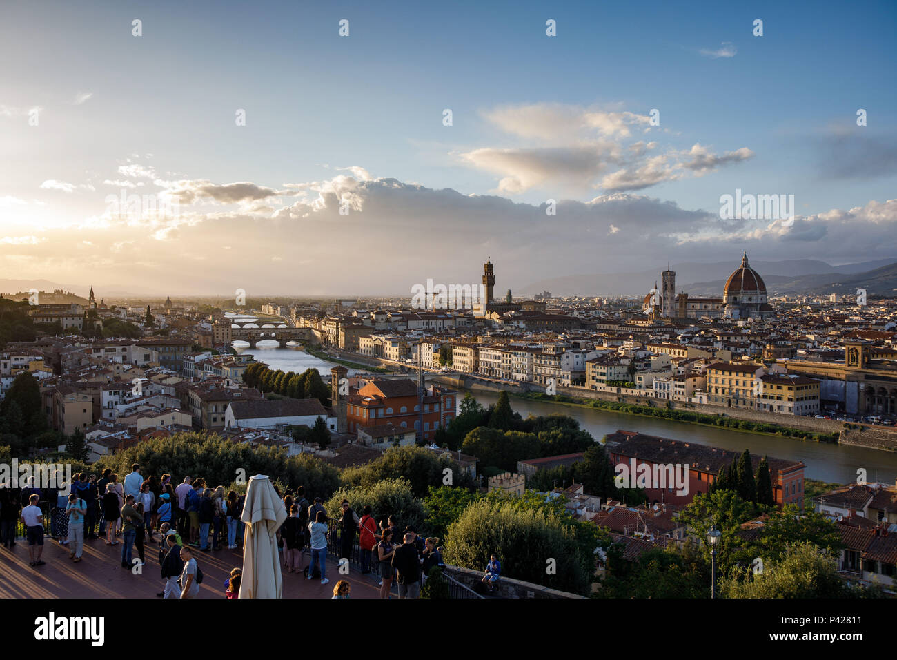 Turistas aguardam o por do sol na Piazzale Michelangelo onde fica um ...