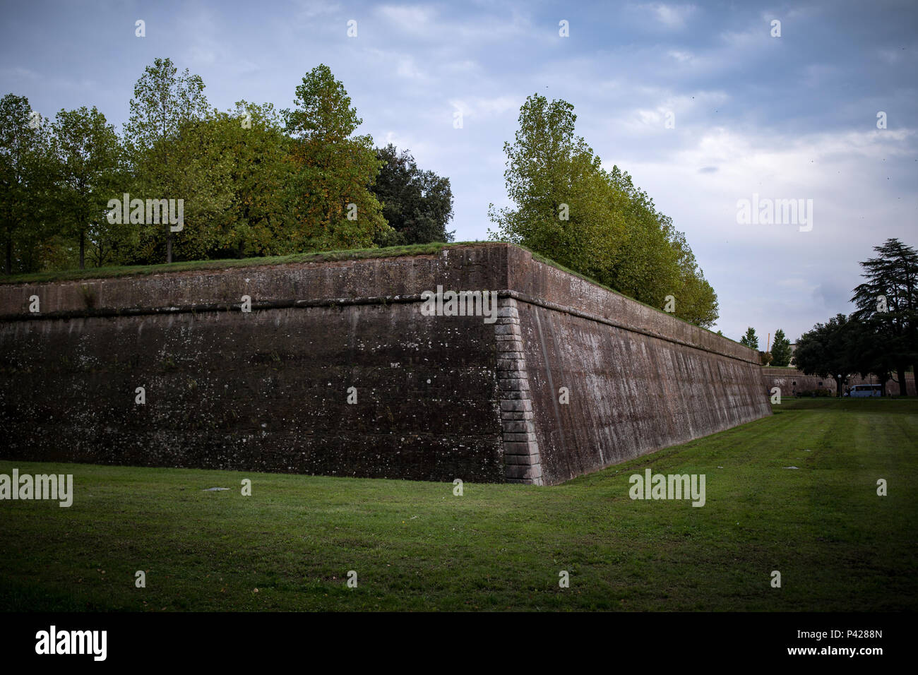 Muros da cidade de Lucca, Toscana, Itália. Lucca é uma cidade ...