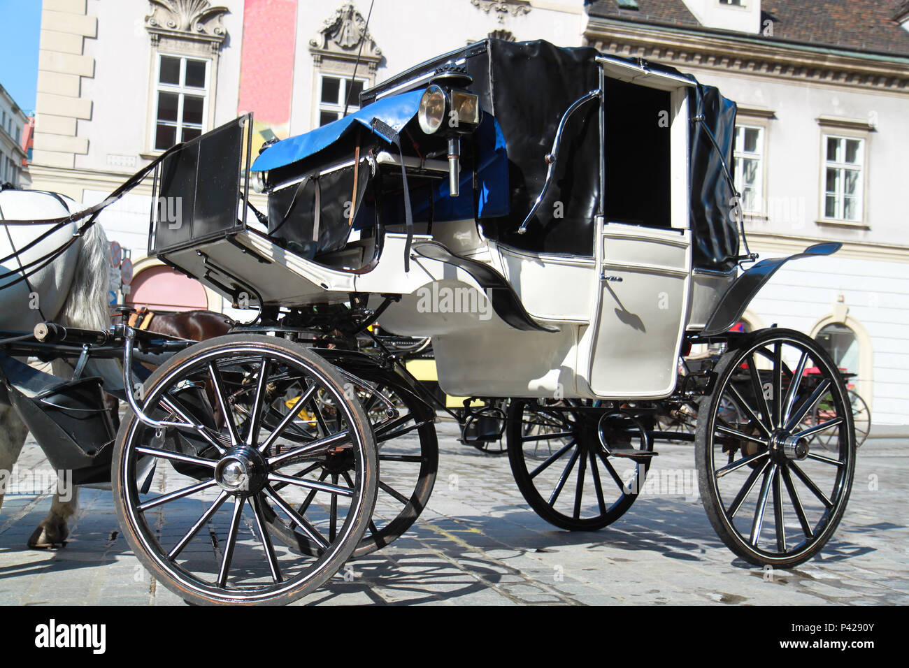Traditional coach (Fiaker) today travelling tourists in Vienna ...