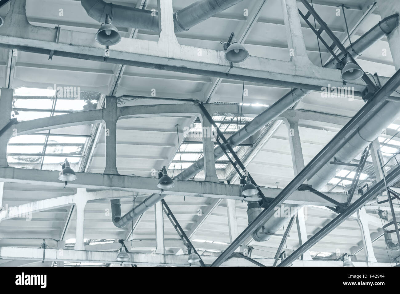 Industrial ceiling pipe hi-res stock photography and images - Alamy