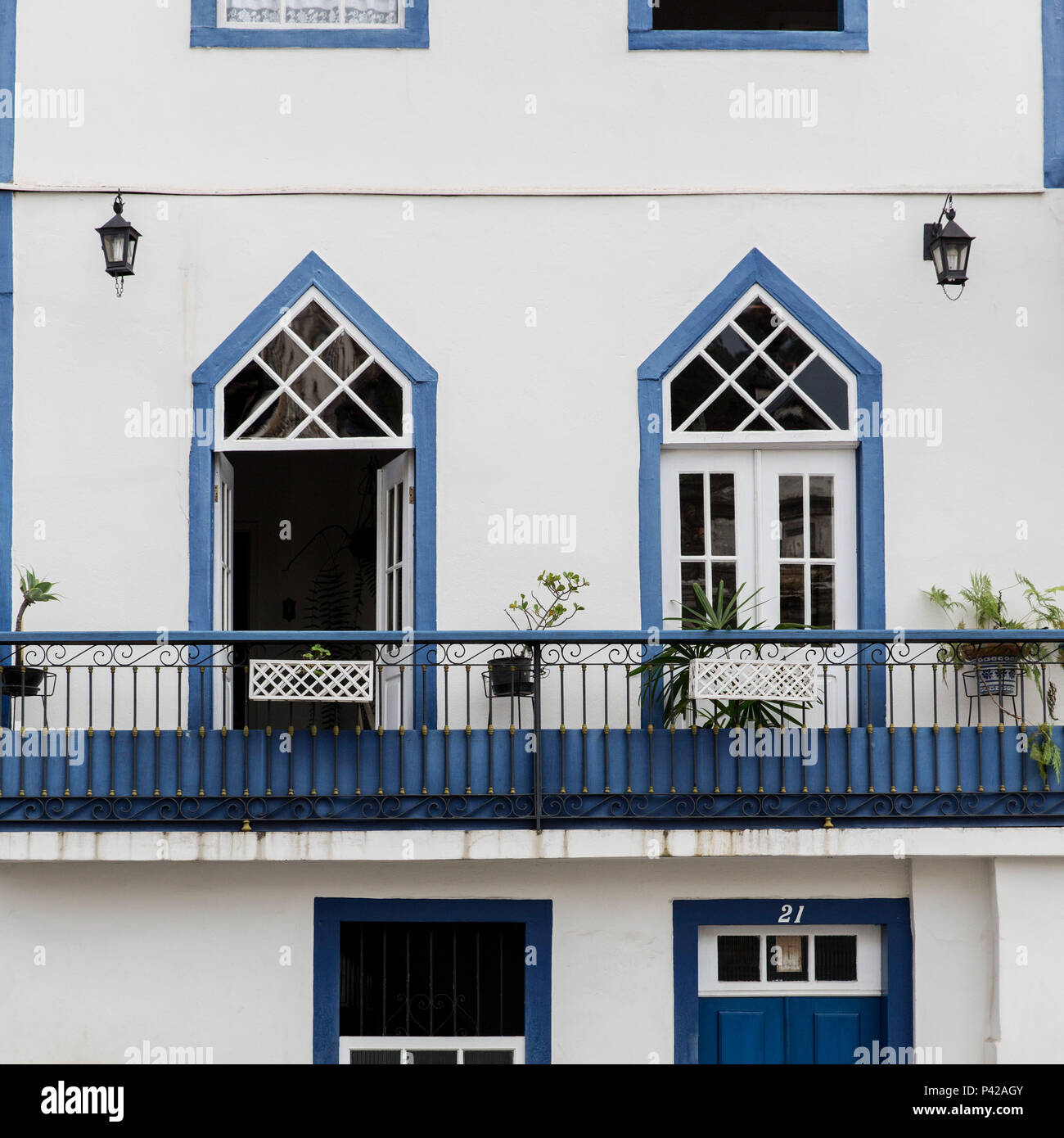 Fachada de casa colonial de arquitetura rococó e barroco mineiro, na ...