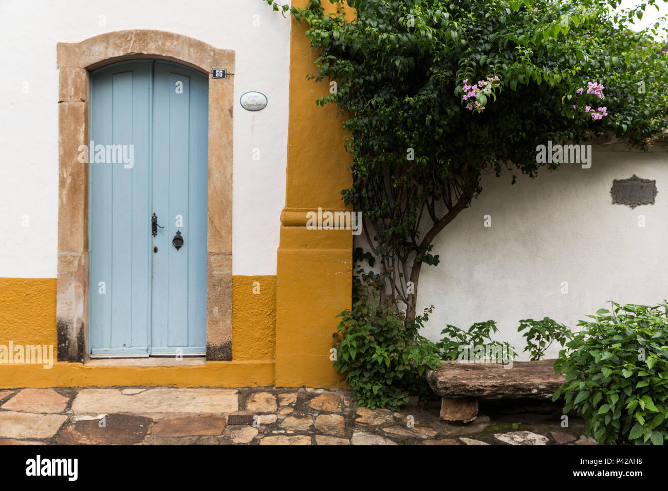 Fachada de casa colonial de arquitetura rococó e barroco mineiro, Rua ...