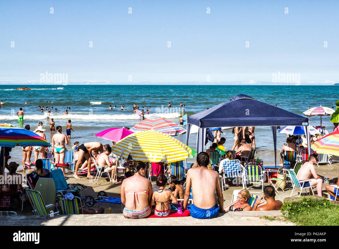 Meia Praia na temporada de verão. Itapema, Santa Catarina, Brasil Stock ...