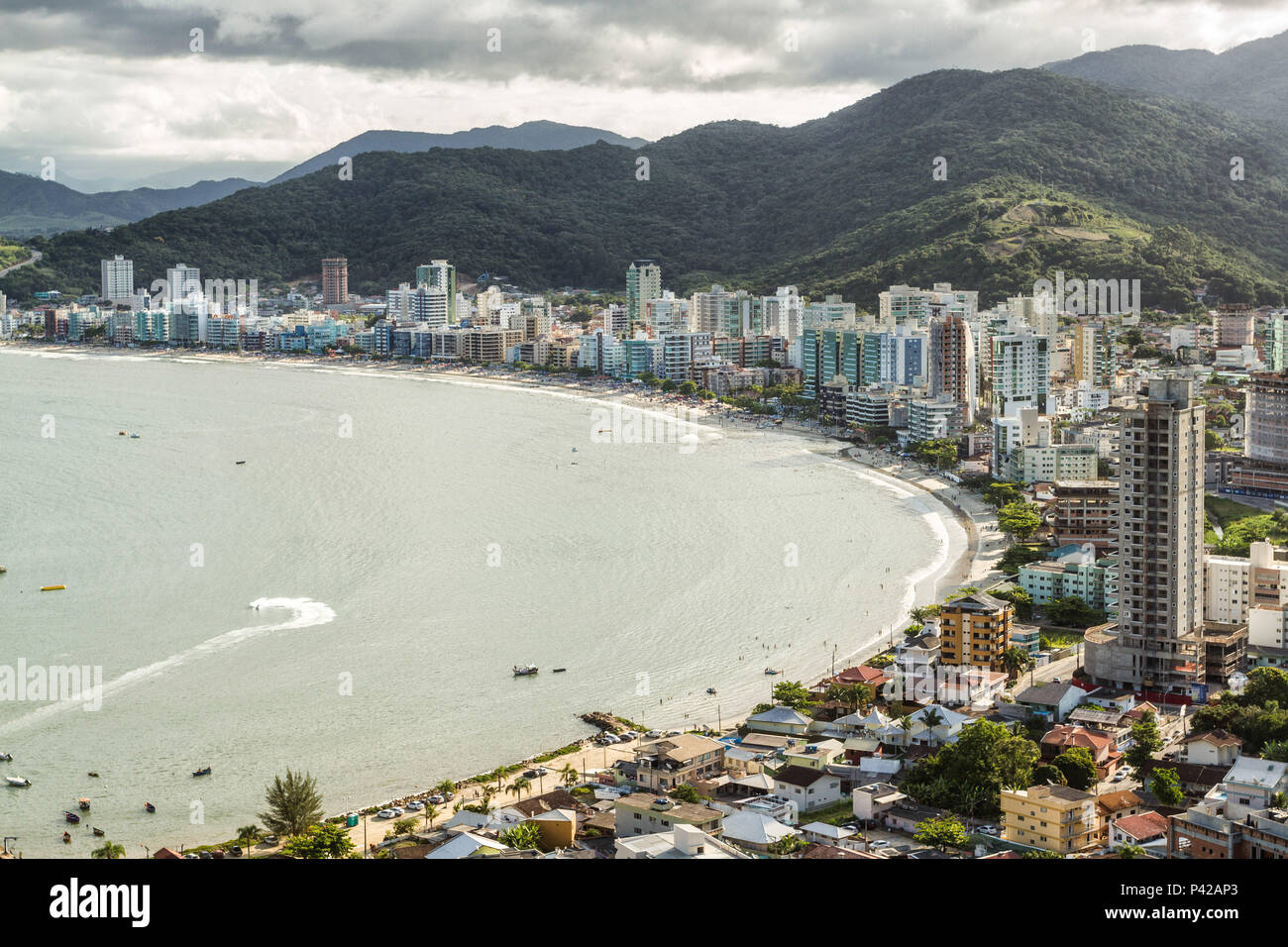 Vista da Praia Central e Meia Praia a partir do Mirante do Encanto ...