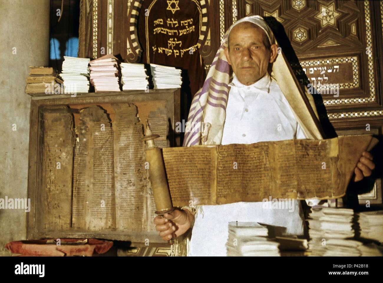 RABINO CON LA TORÁ-EL LIBRO DE LA LEY DE LOS JUDIOS-EN EL INTERIOR DE ...
