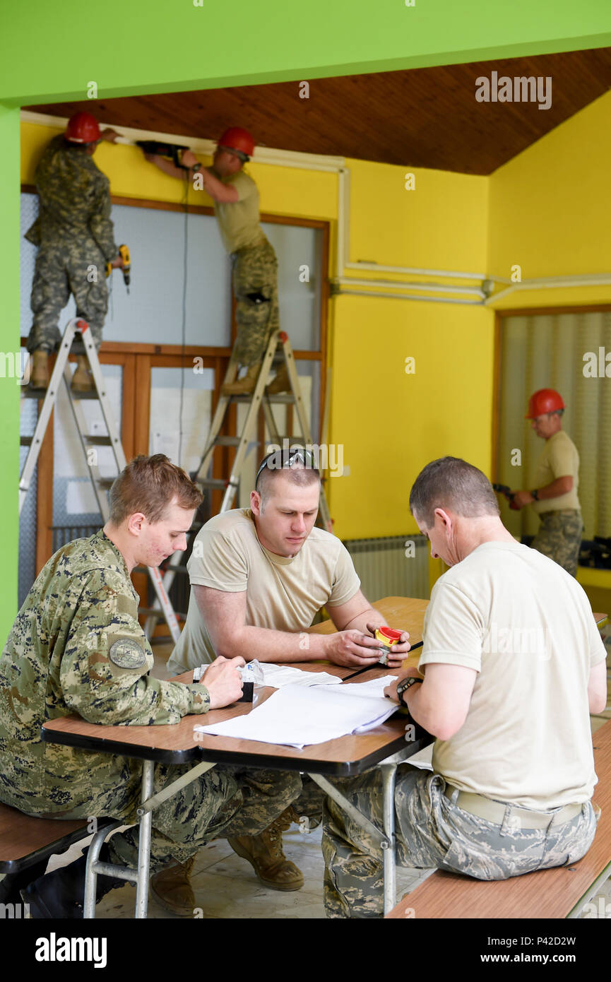 Soldiers of the Minnesota Army National Guard 851st Vertical Engineer ...