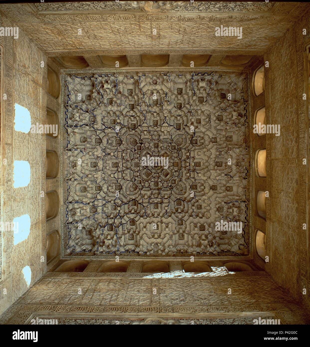 VISTA DE LA CUPULA DE MOCARABES - ARQUITECTURA NAZARI - SIGLO XIV ...