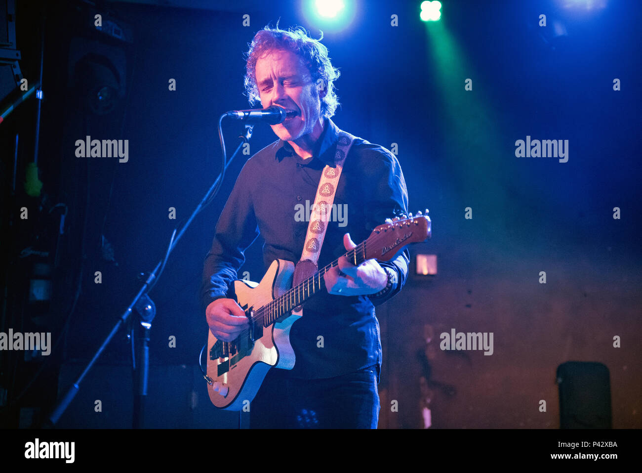 Live band singer hi-res stock photography and images - Alamy