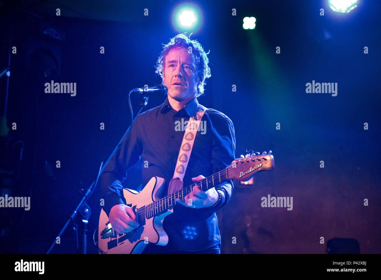 Live band singer hi-res stock photography and images - Alamy