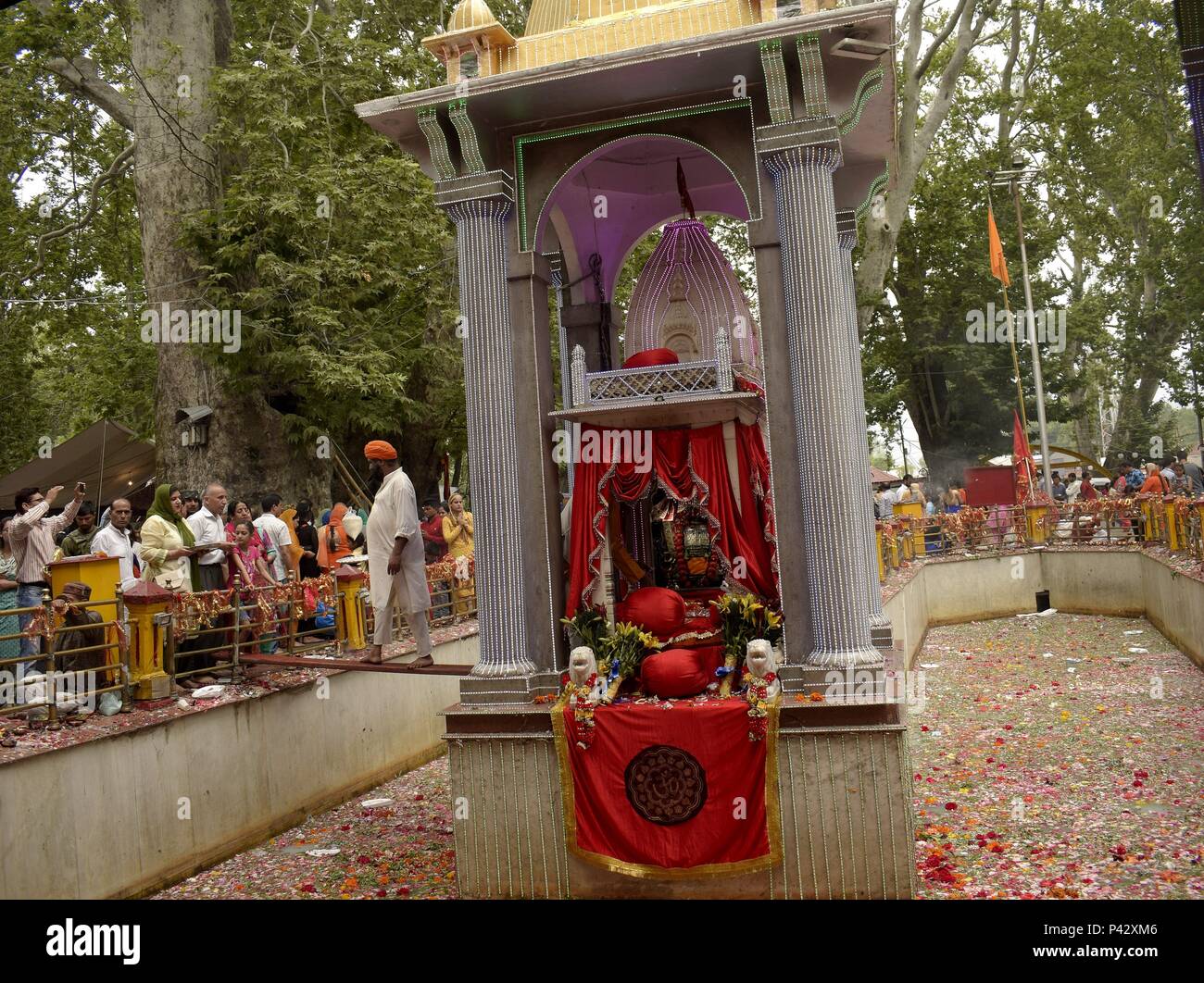 Ganderbal, Kashmir, India. 20th June, 2018. Hindu devotees pour milk ...
