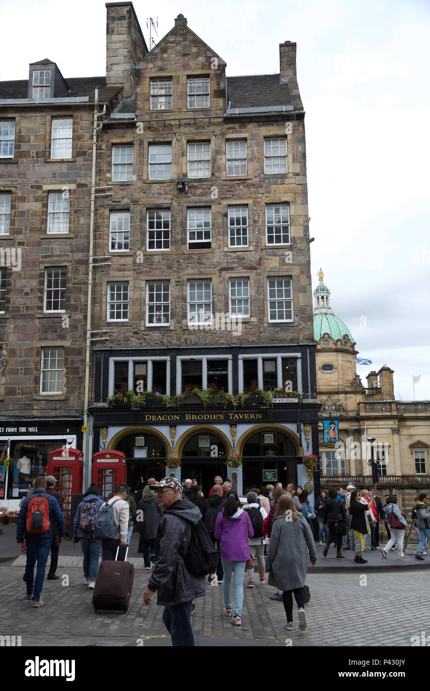 Edinburgh, UK. 20 June 2018. Tourists and visitors enjoy the city ...