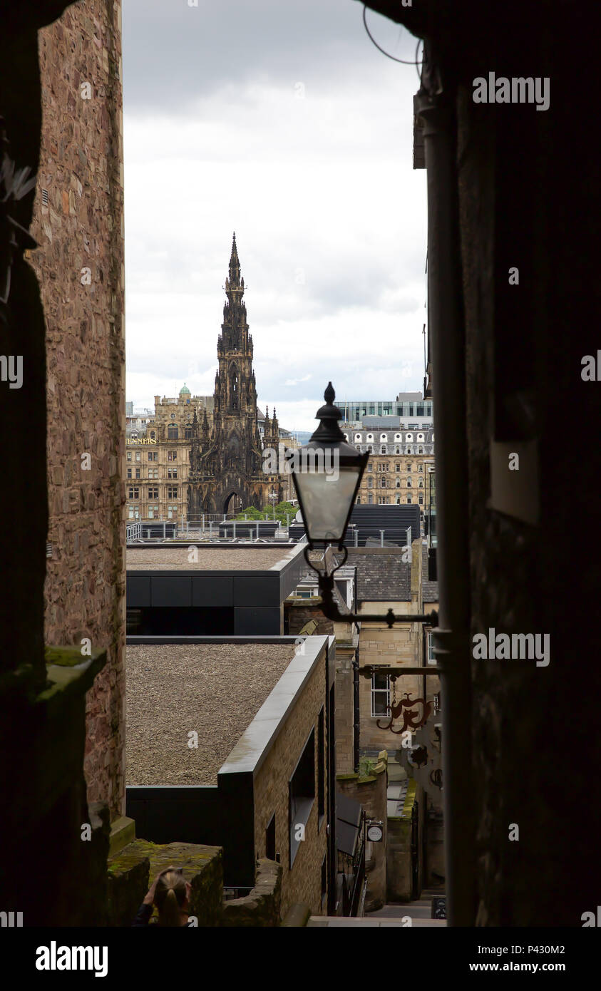 Edinburgh, UK. 20 June 2018. Tourists and visitors enjoy the city ...