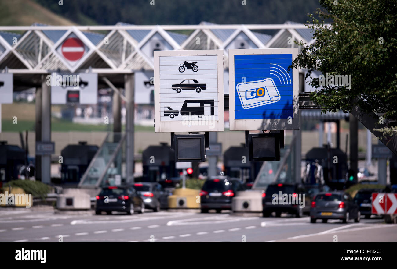 Schoenberg, Austria. 15th June, 2018. Cars and trucks on the Brenner ...