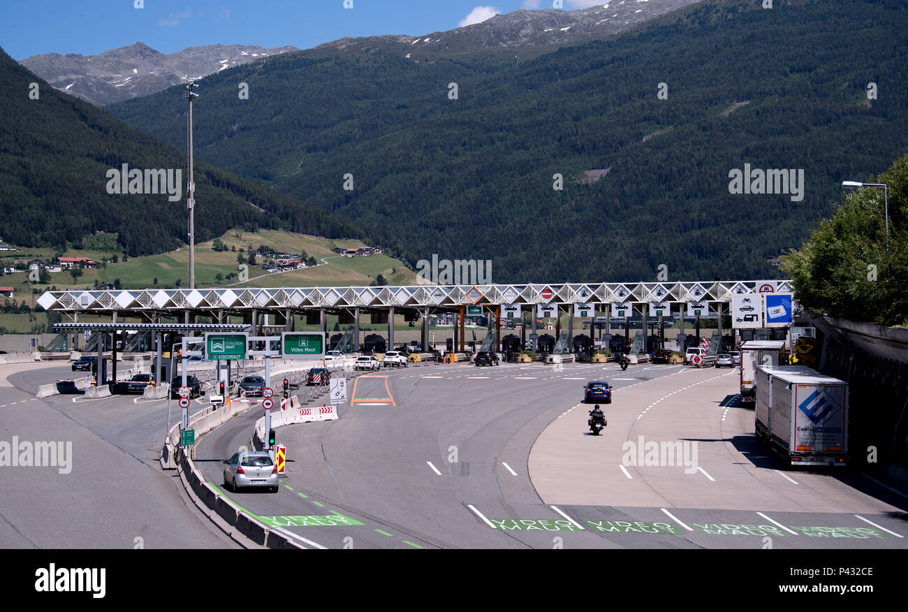 Schoenberg, Austria. 15th June, 2018. Cars and trucks on the Brenner ...
