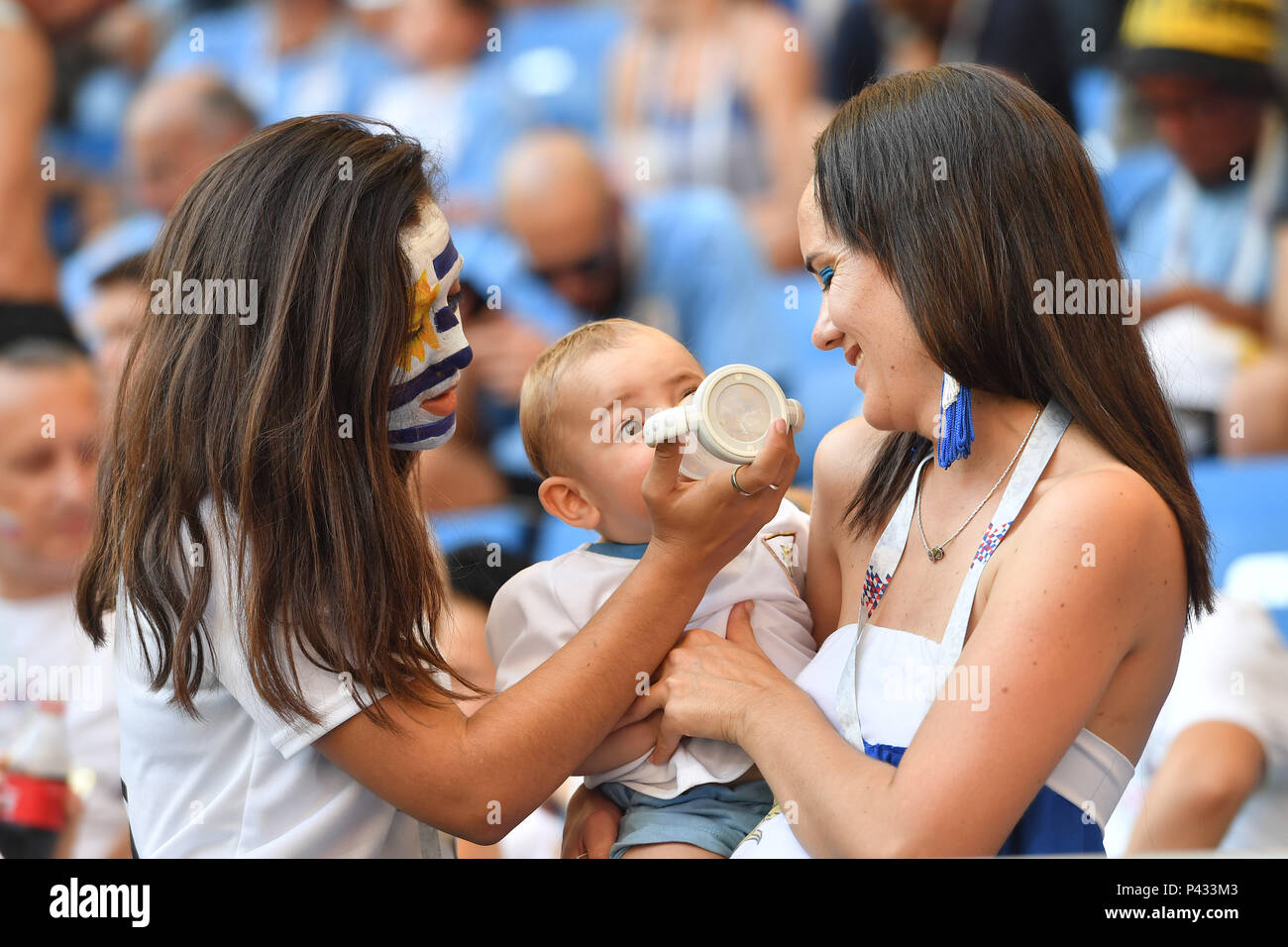 Rostov On Don, Russland. 20th June, 2018. two women give the bottle to ...