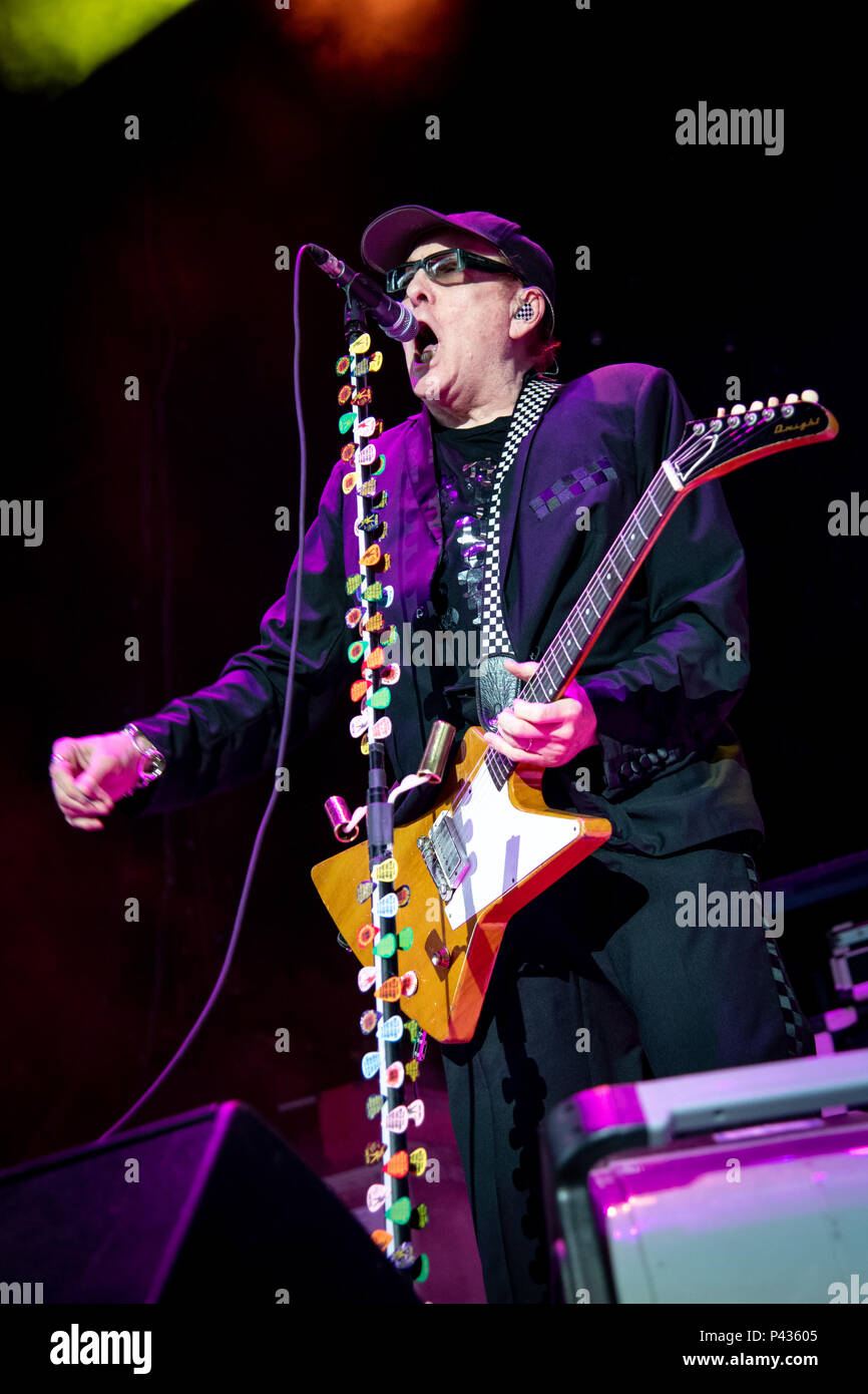 Rick nielsen of cheap trick hi-res stock photography and images - Alamy