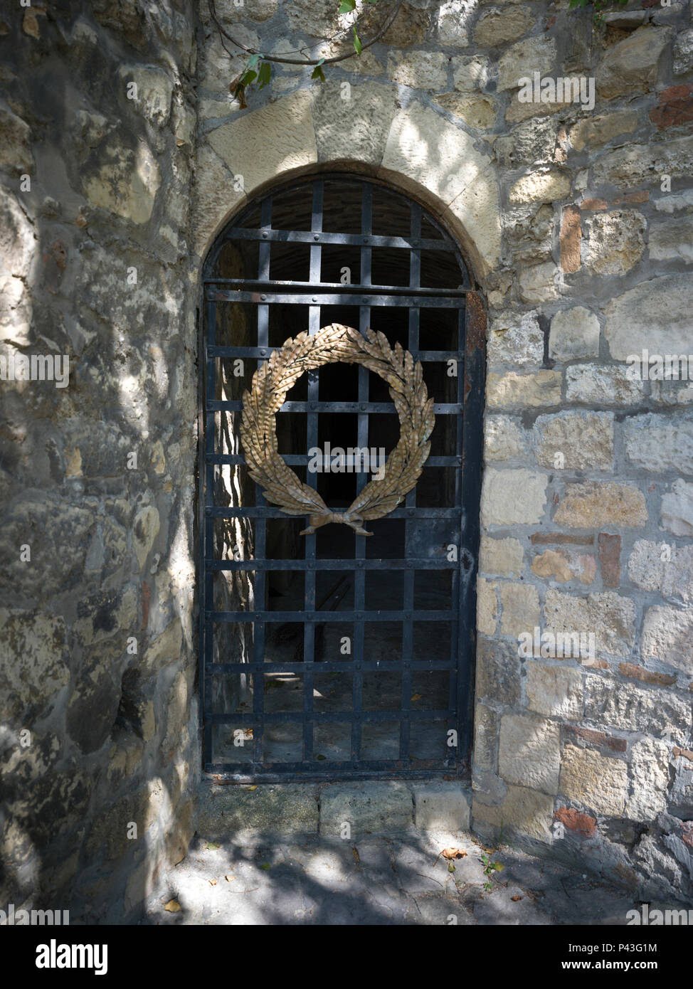 Wreath on a gate at Belgrade Fortress, Belgrade, Serbia Stock Photo - Alamy