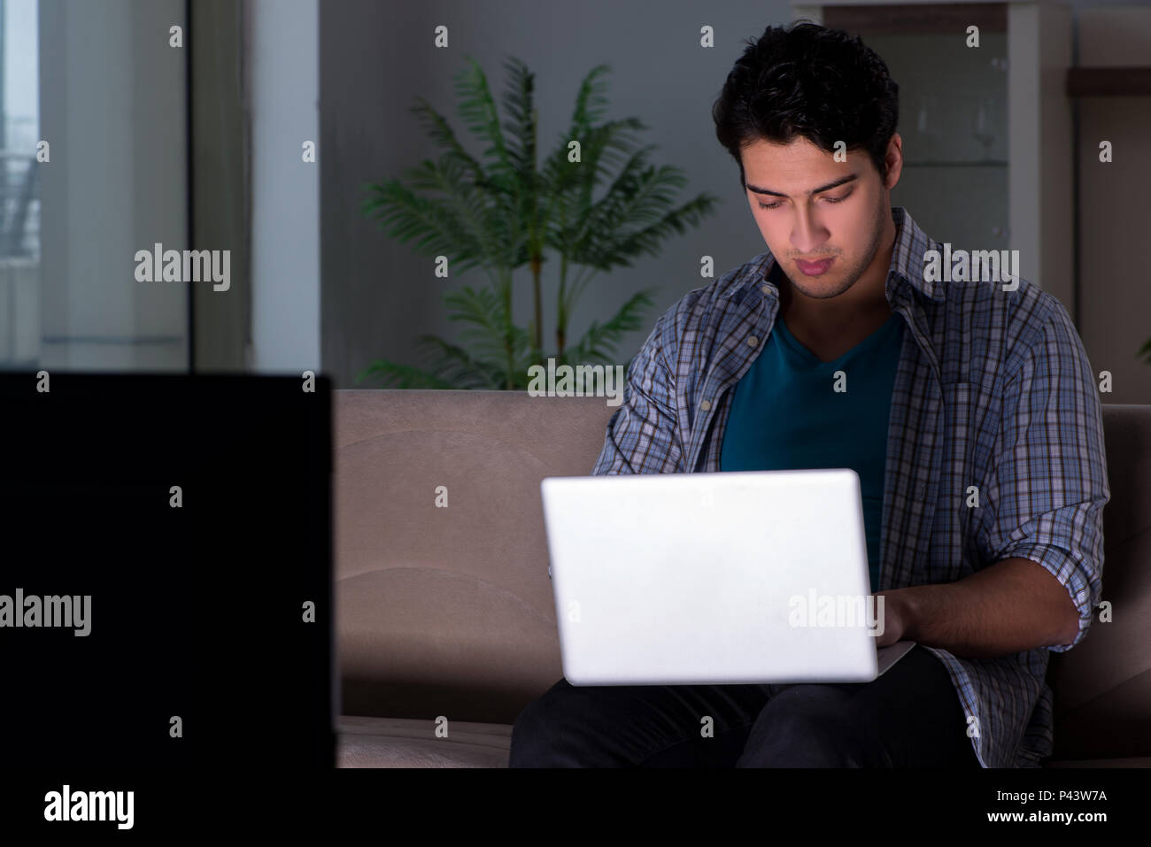 Man late preparing watch hi-res stock photography and images - Alamy