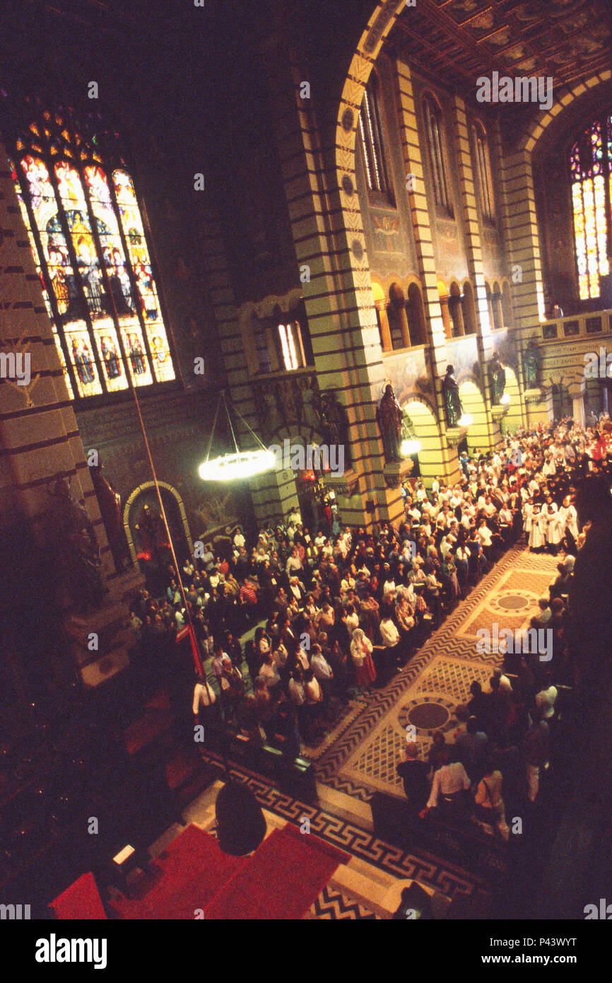 InÃ­cio da Missa de Pentecostes do Domingo de PÃ¡scoa no Mosteiro de SÃ ...