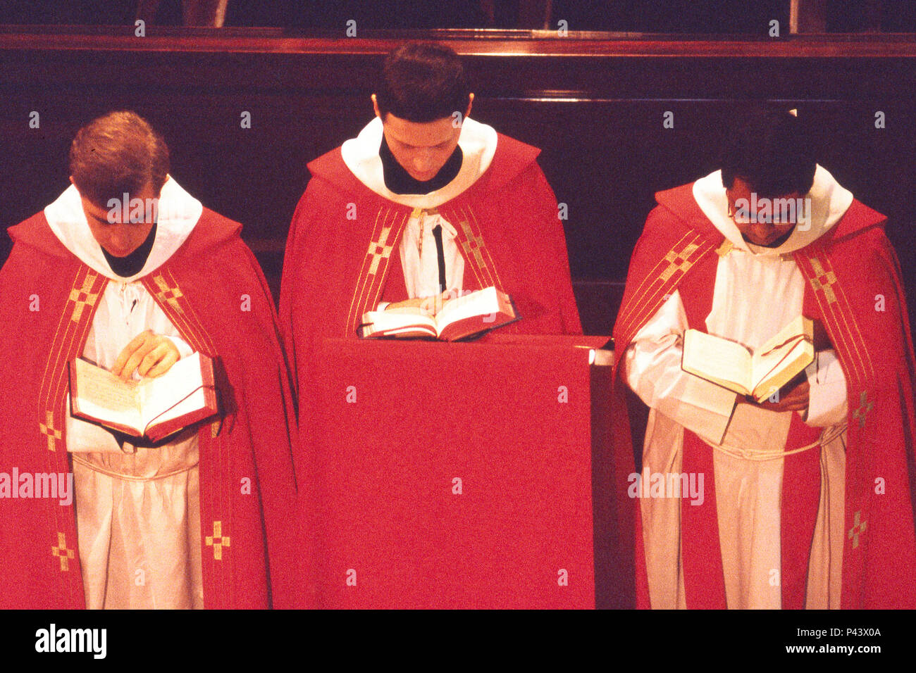 Detalhe da Missa de Pentecostes do Domingo de PÃ¡scoa no Mosteiro SÃ£o ...