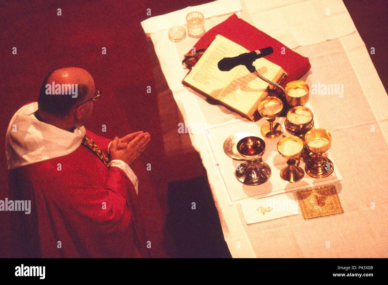 Detalhe da Missa de Pentecostes do Domingo de PÃ¡scoa no Mosteiro SÃ£o ...