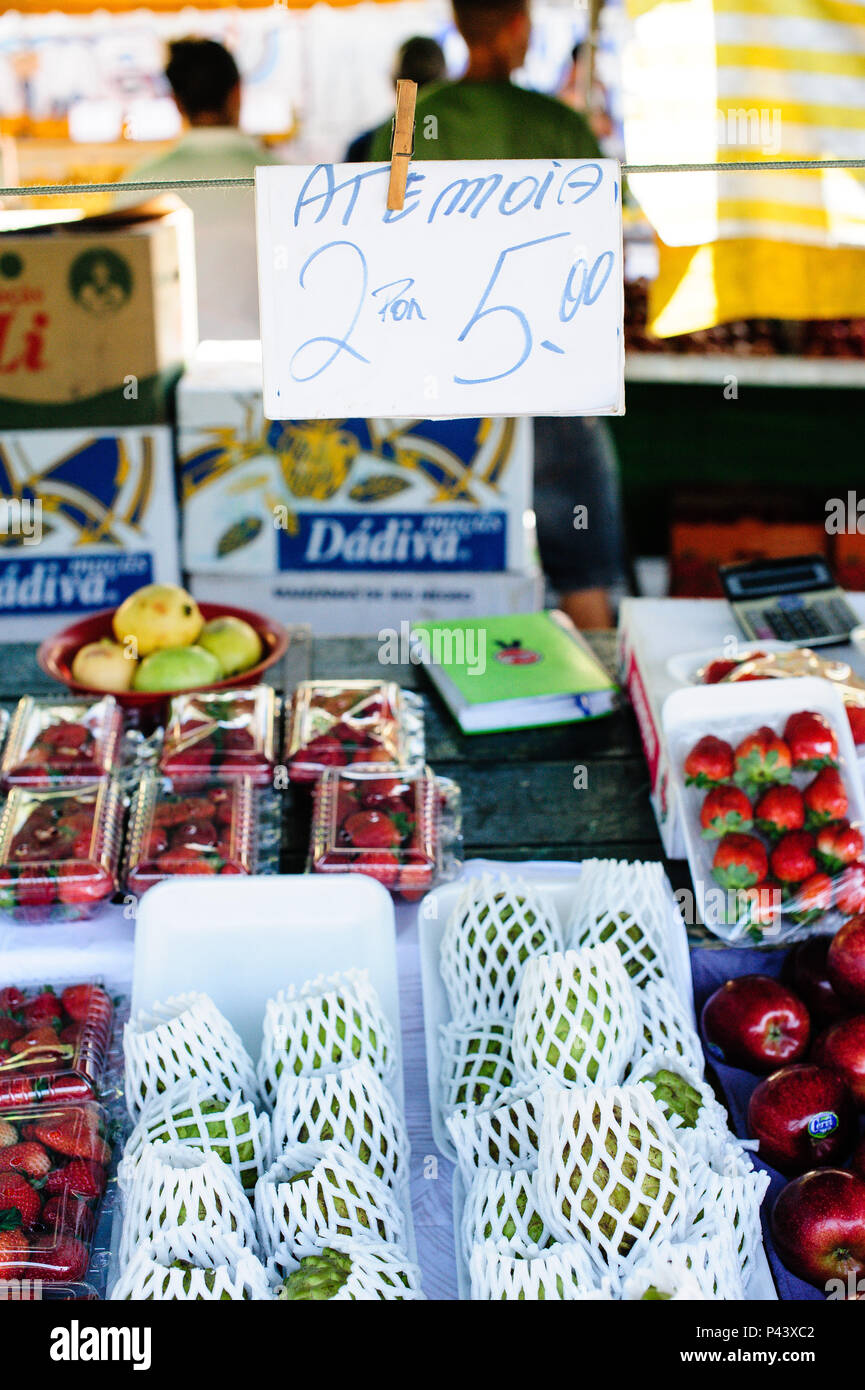 Atemoia hi-res stock photography and images - Alamy