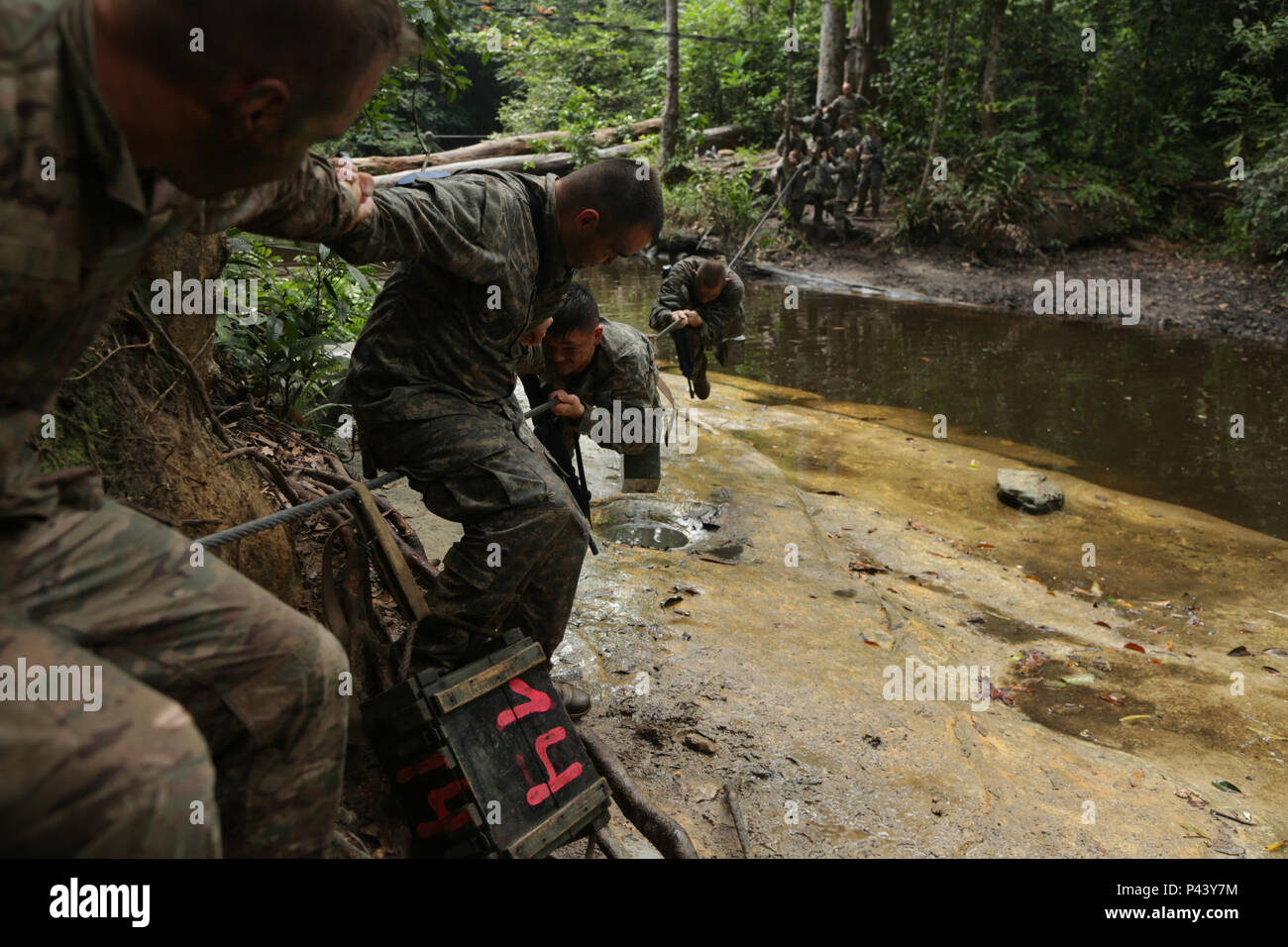 U.S. Army Soldiers assigned to Bravo Co. 3rd Battalion, 7th Infantry ...