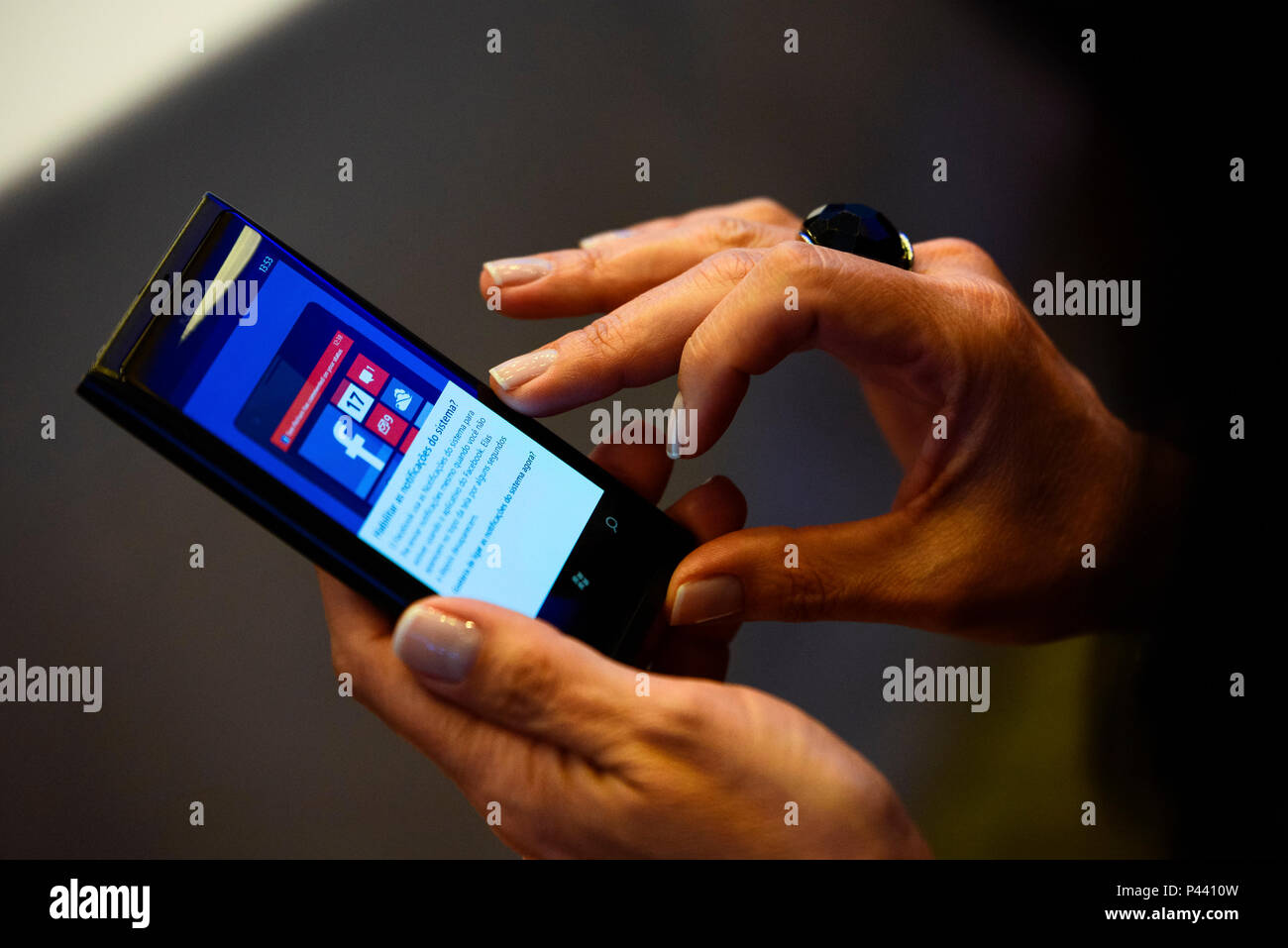 Alefotos maos celular teclar smartphone hi-res stock photography and ...