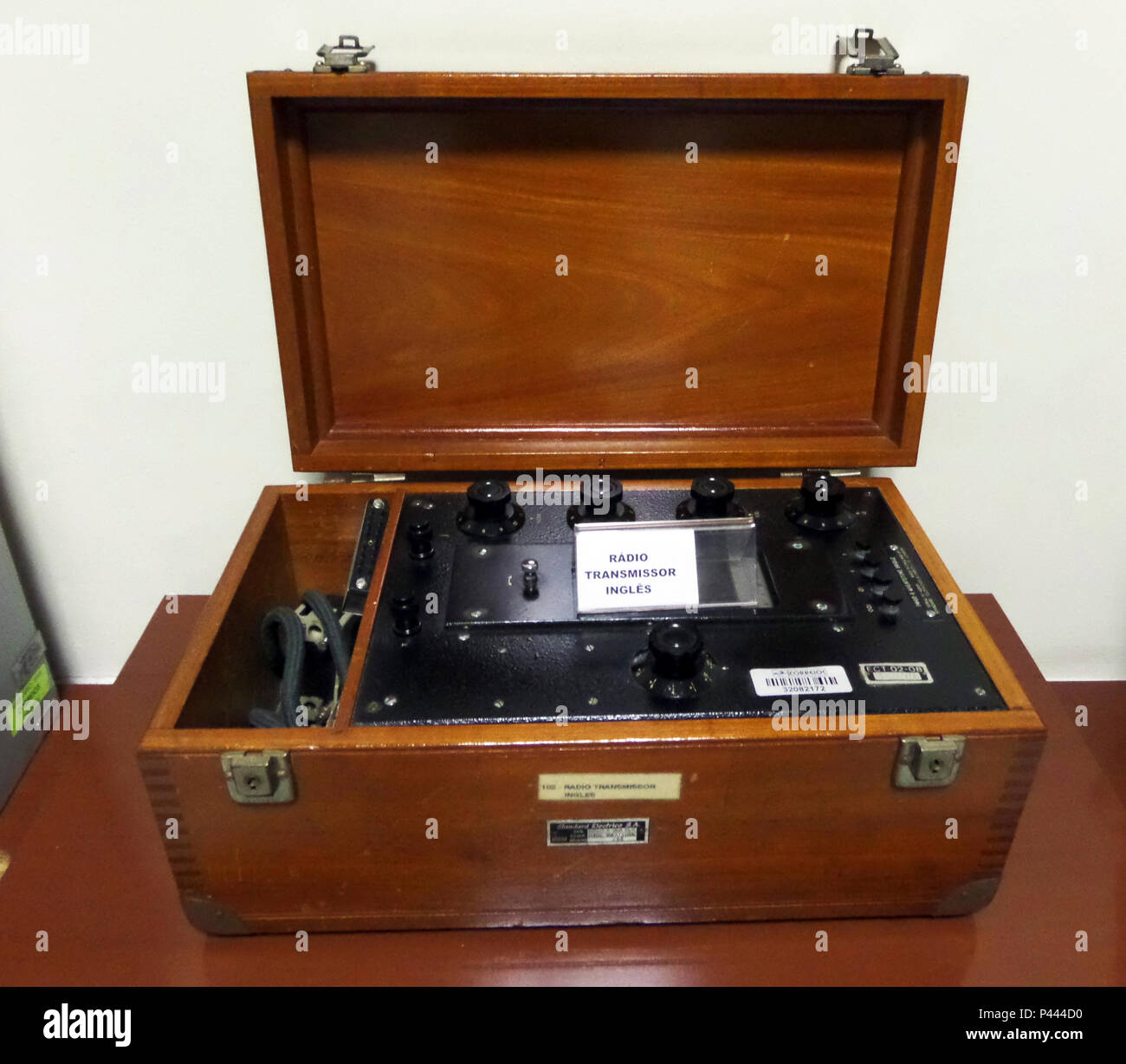 O Centro Cultural Correios no Recife expÃµe uma sala com equipamentos ...