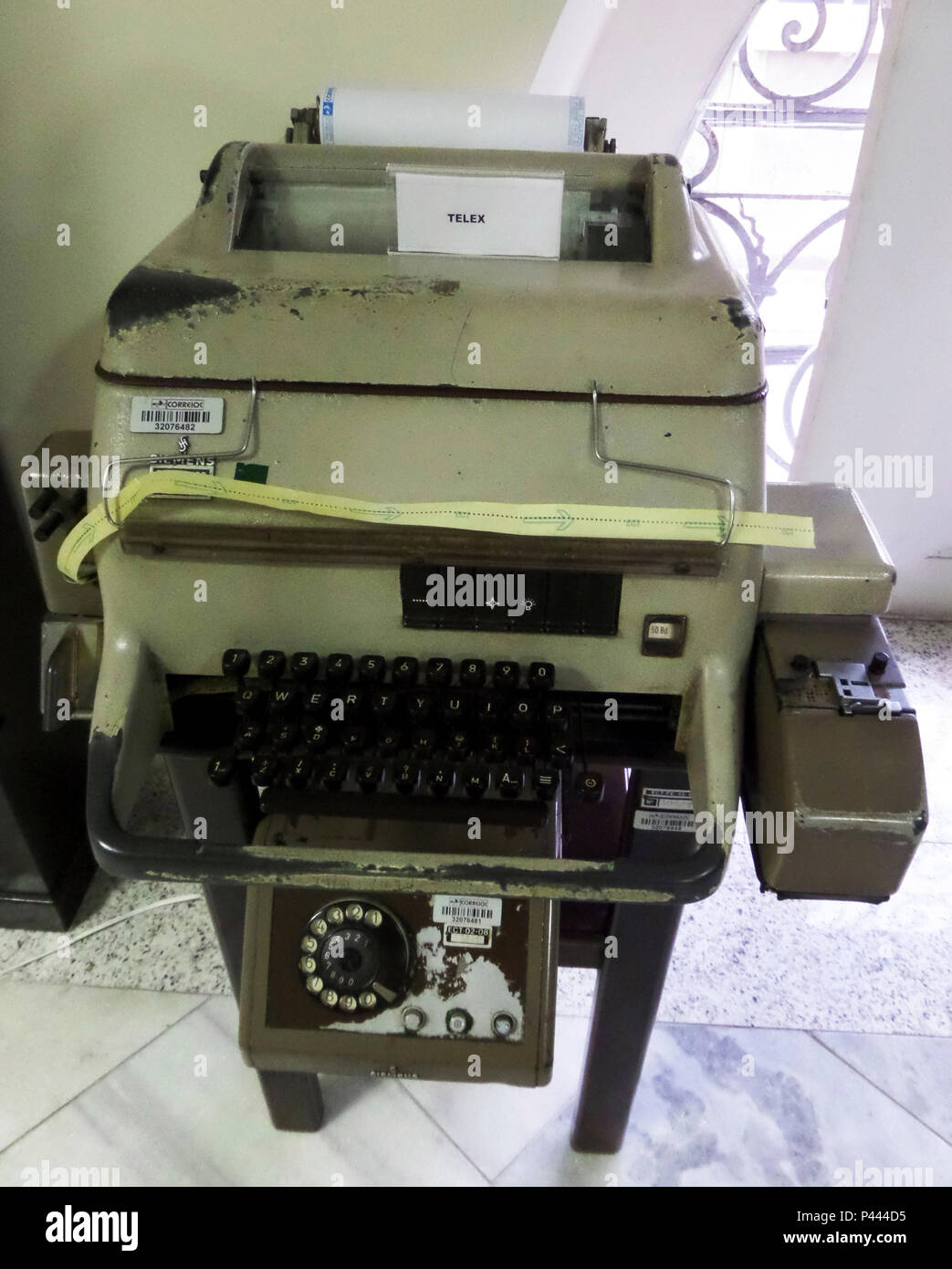 O Centro Cultural Correios no Recife expÃµe uma sala com equipamentos ...