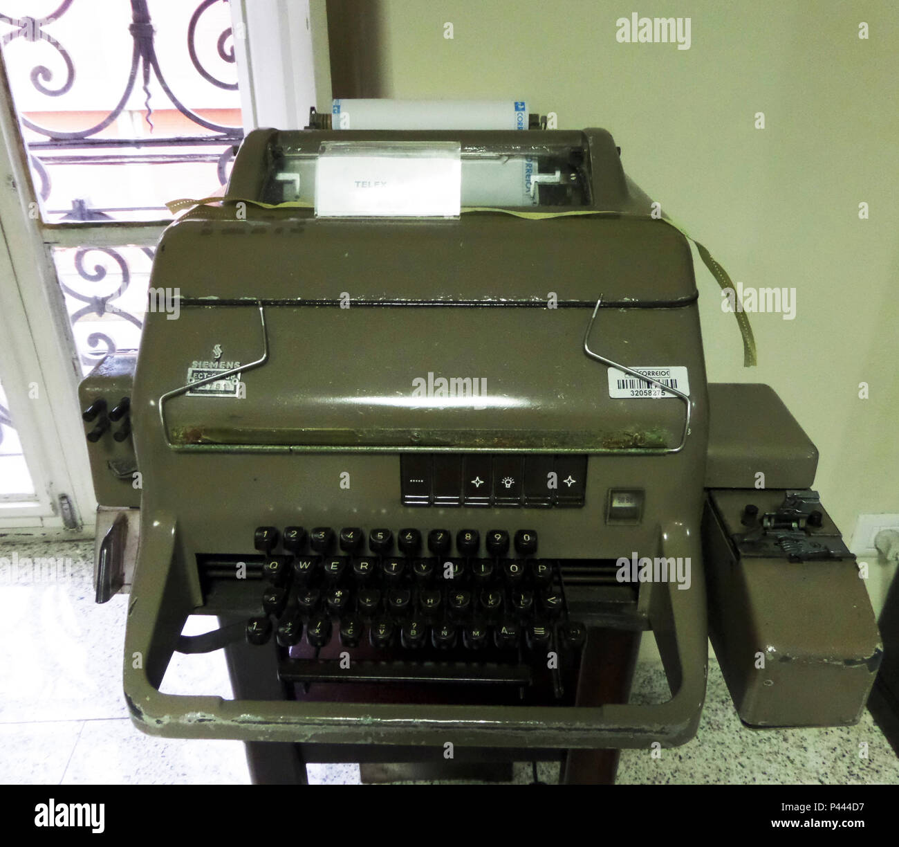 O Centro Cultural Correios no Recife expÃµe uma sala com equipamentos ...