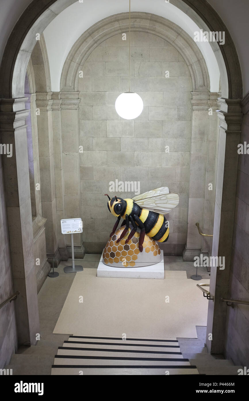 Manchester bee hi-res stock photography and images - Alamy