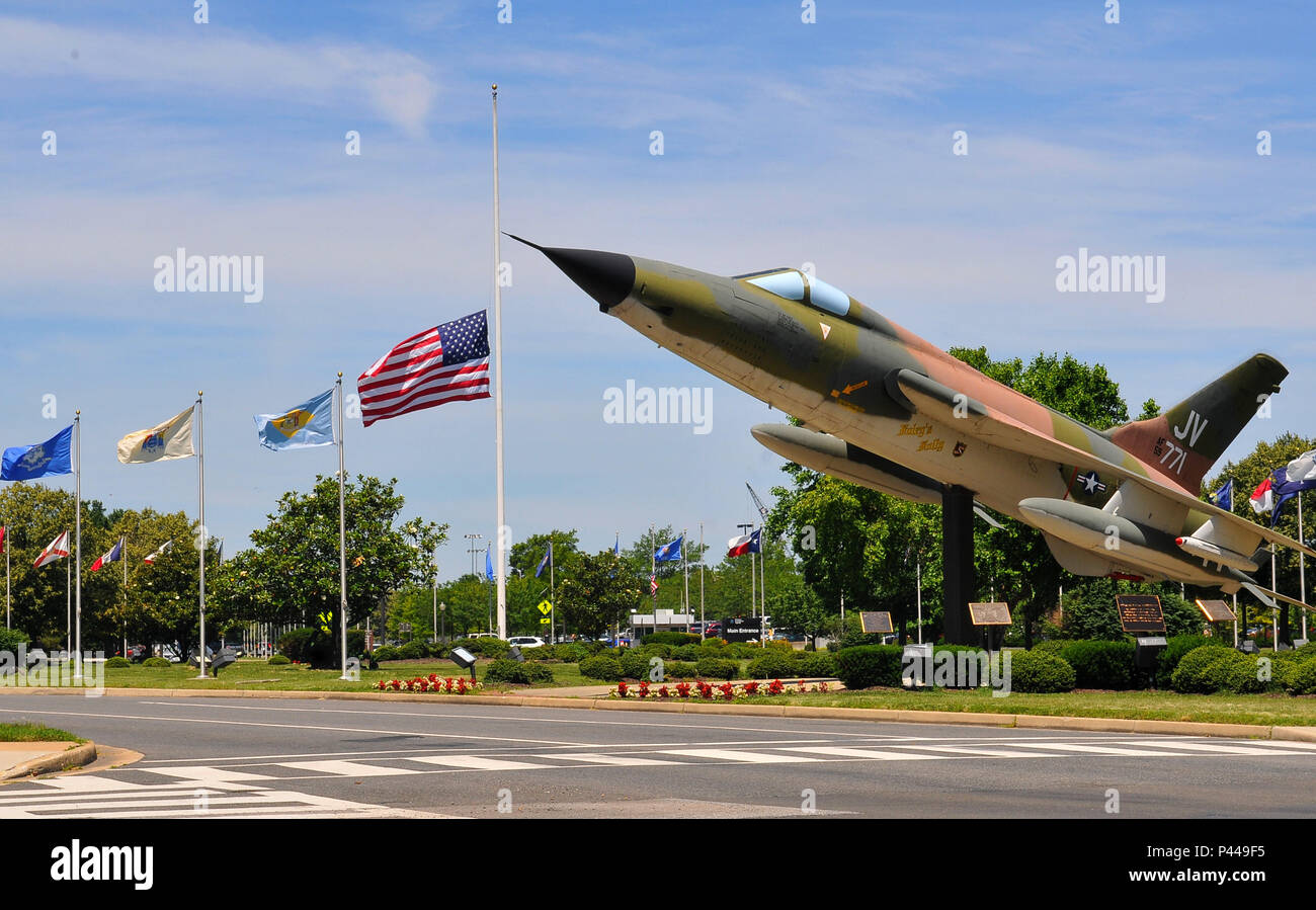 Joint Base Anacostia-Bolling (JBAB) flies the American flag at half ...