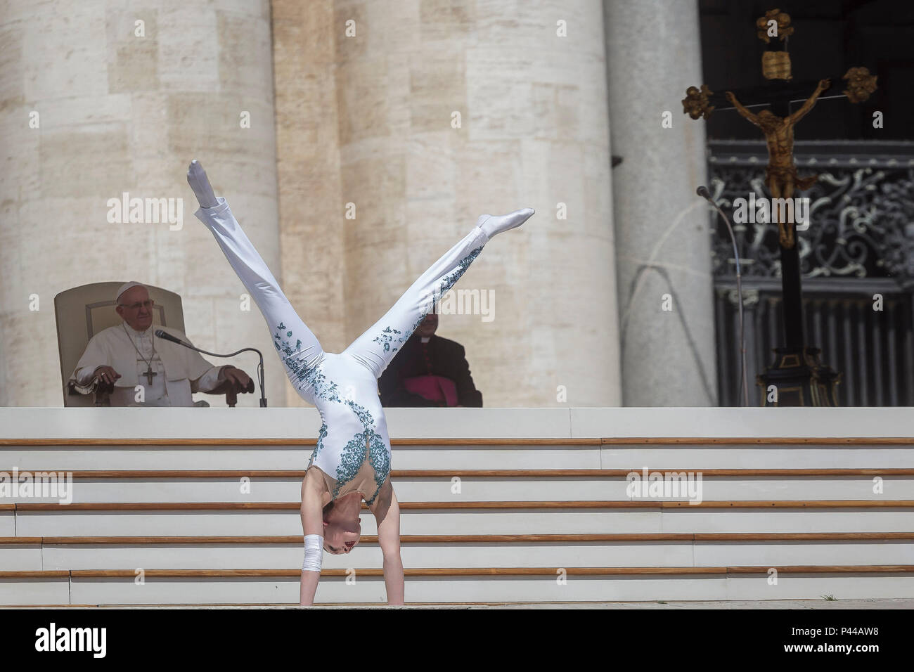 Vatican City, Vatican. 20th June, 2018. Circus artists perform in front ...