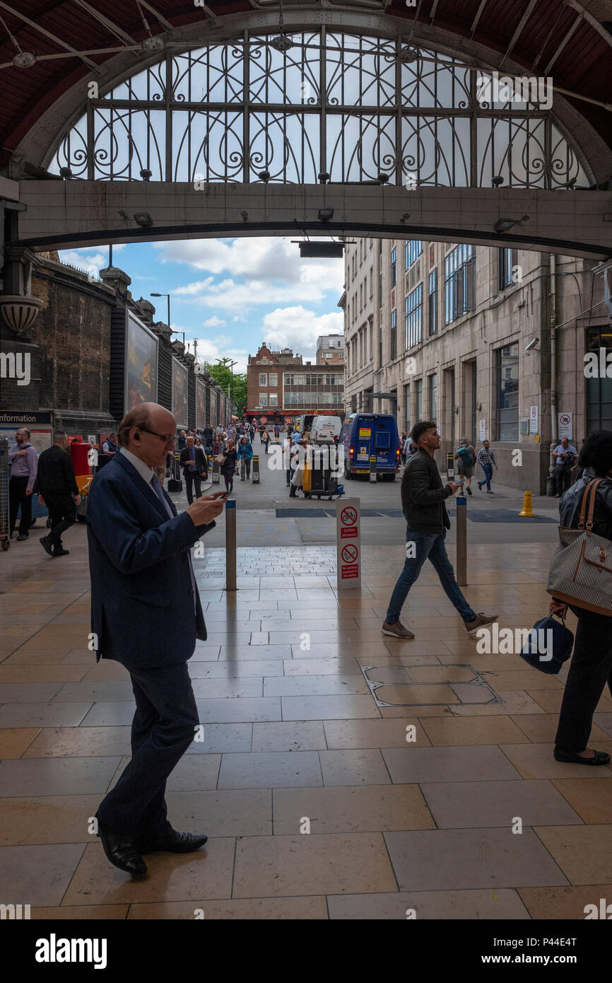 Praed street station hi-res stock photography and images - Alamy
