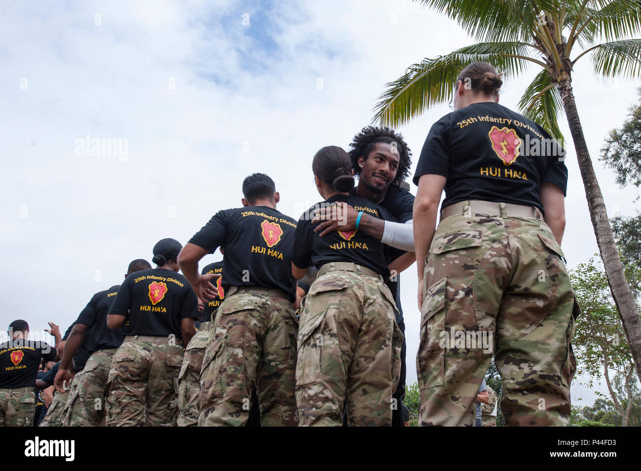 U.S. Army Soldiers, 25th Infantry Division, welcome Hawaii Rainbow ...