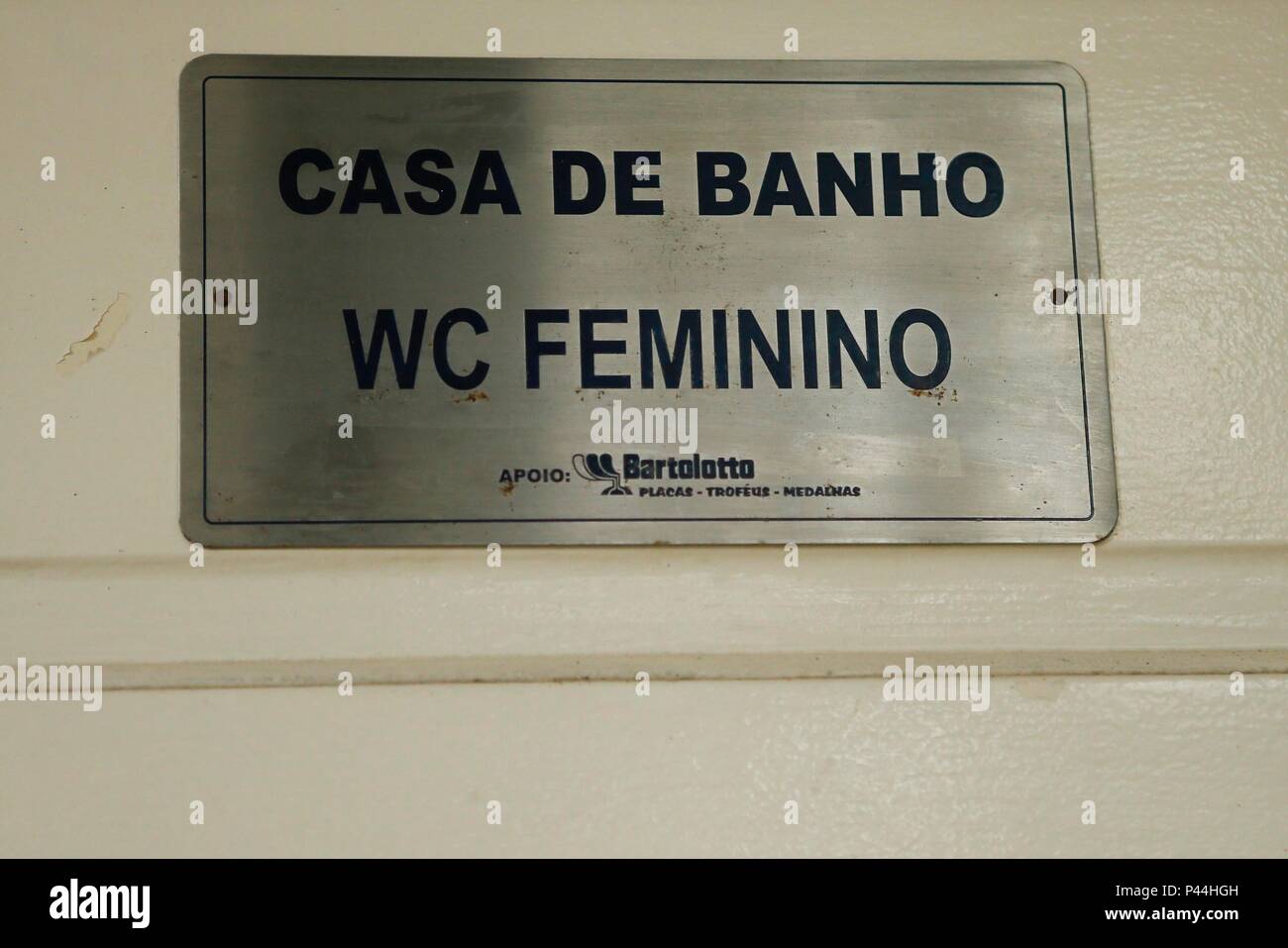 Placa indica banheiro como (casa de banho) durante Encontro AssociaÃ§Ã ...