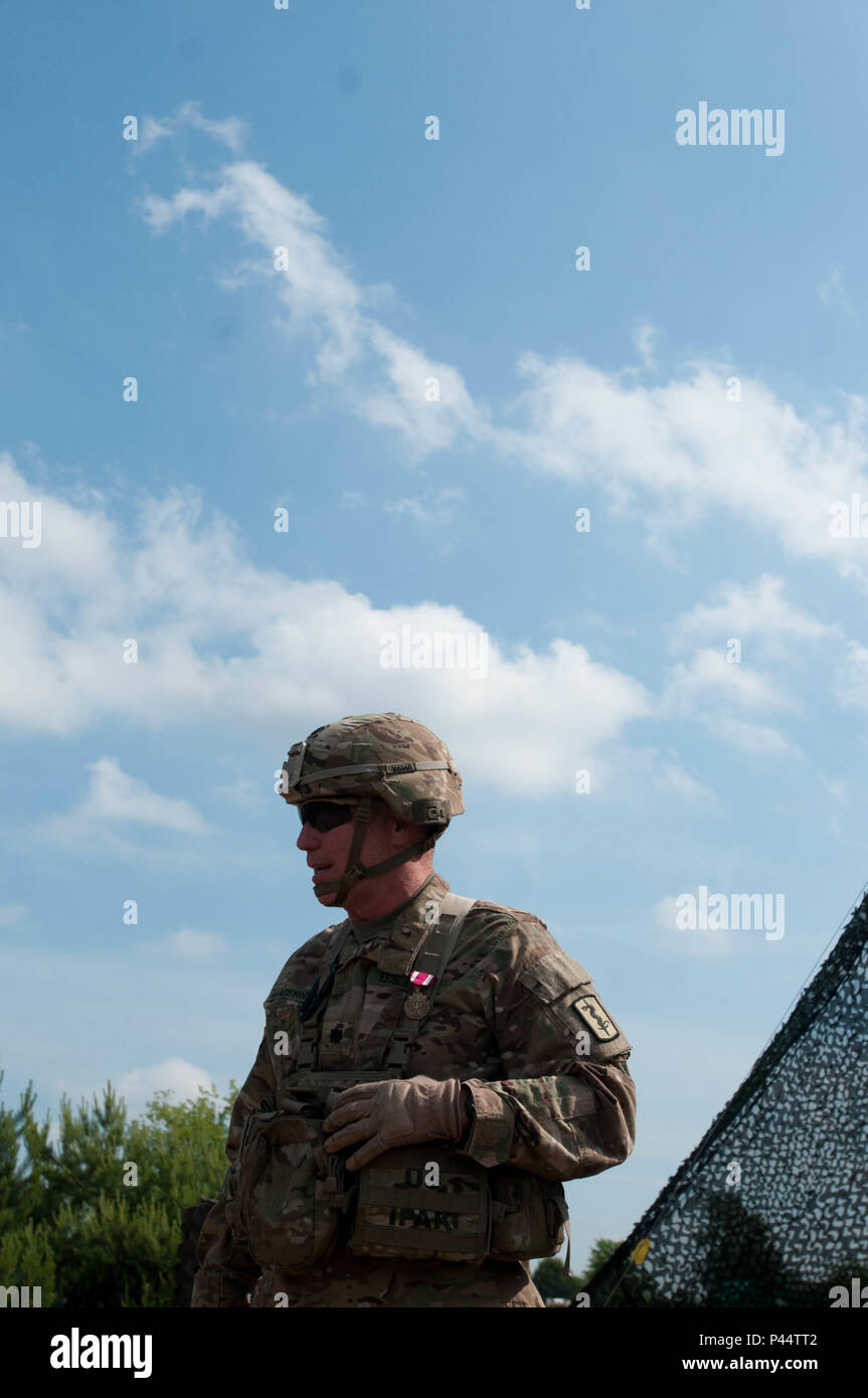 Col. William Stubbs, 30th Medical Brigade Commander, recognizes Ltc ...