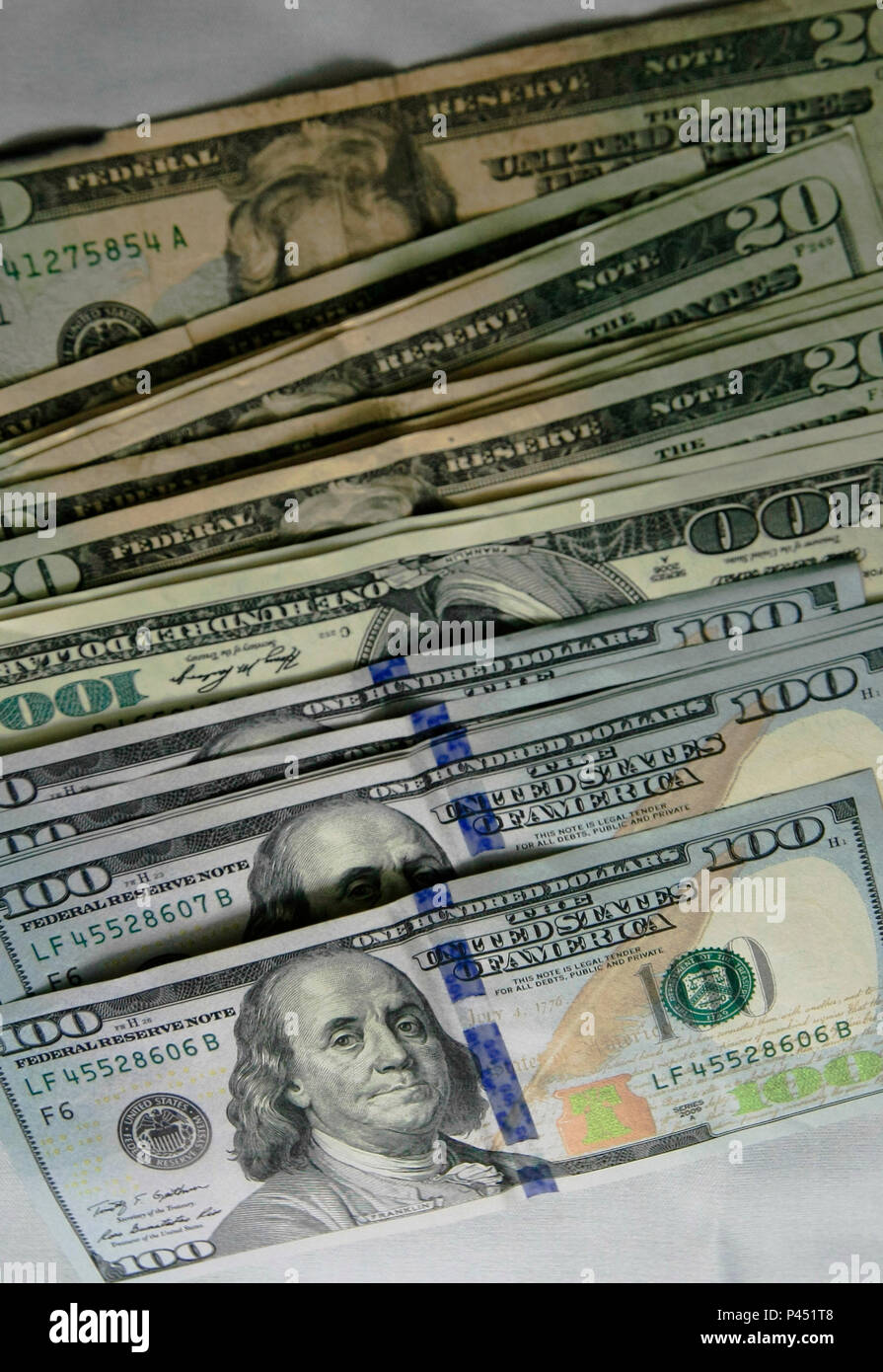 Notas de cem e vinte dolares americanos - 05/12/2013 . Foto: Carlos ...
