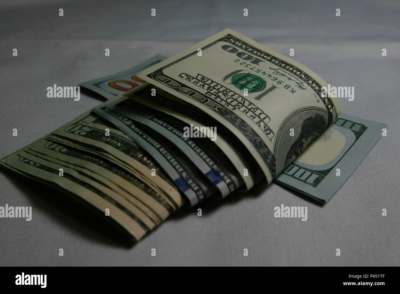 Notas de cem e vinte dolares americanos - 05/12/2013 . Foto: Carlos ...