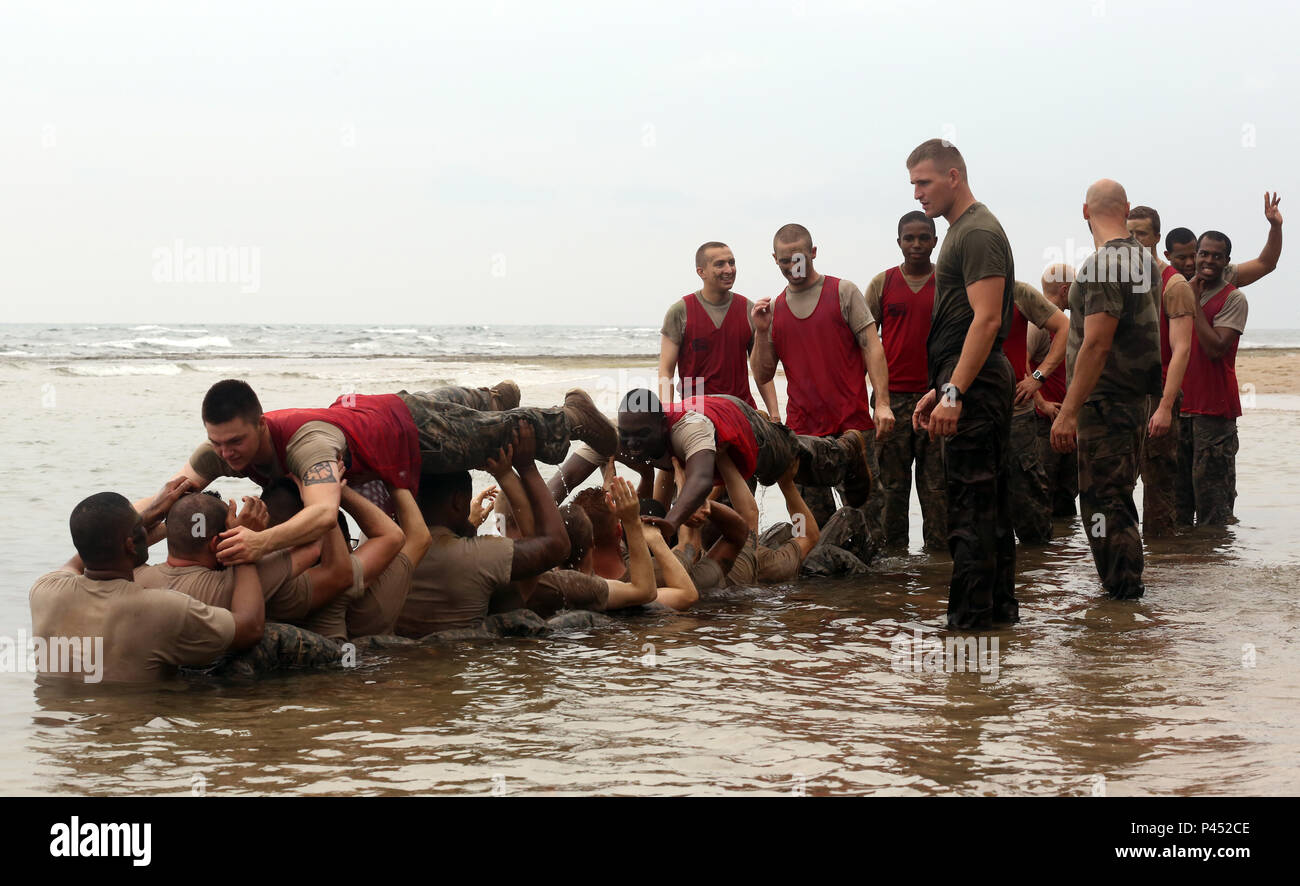 U.S. Army Soldiers assigned to Bravo Company, 3rd Battalion, 7th ...
