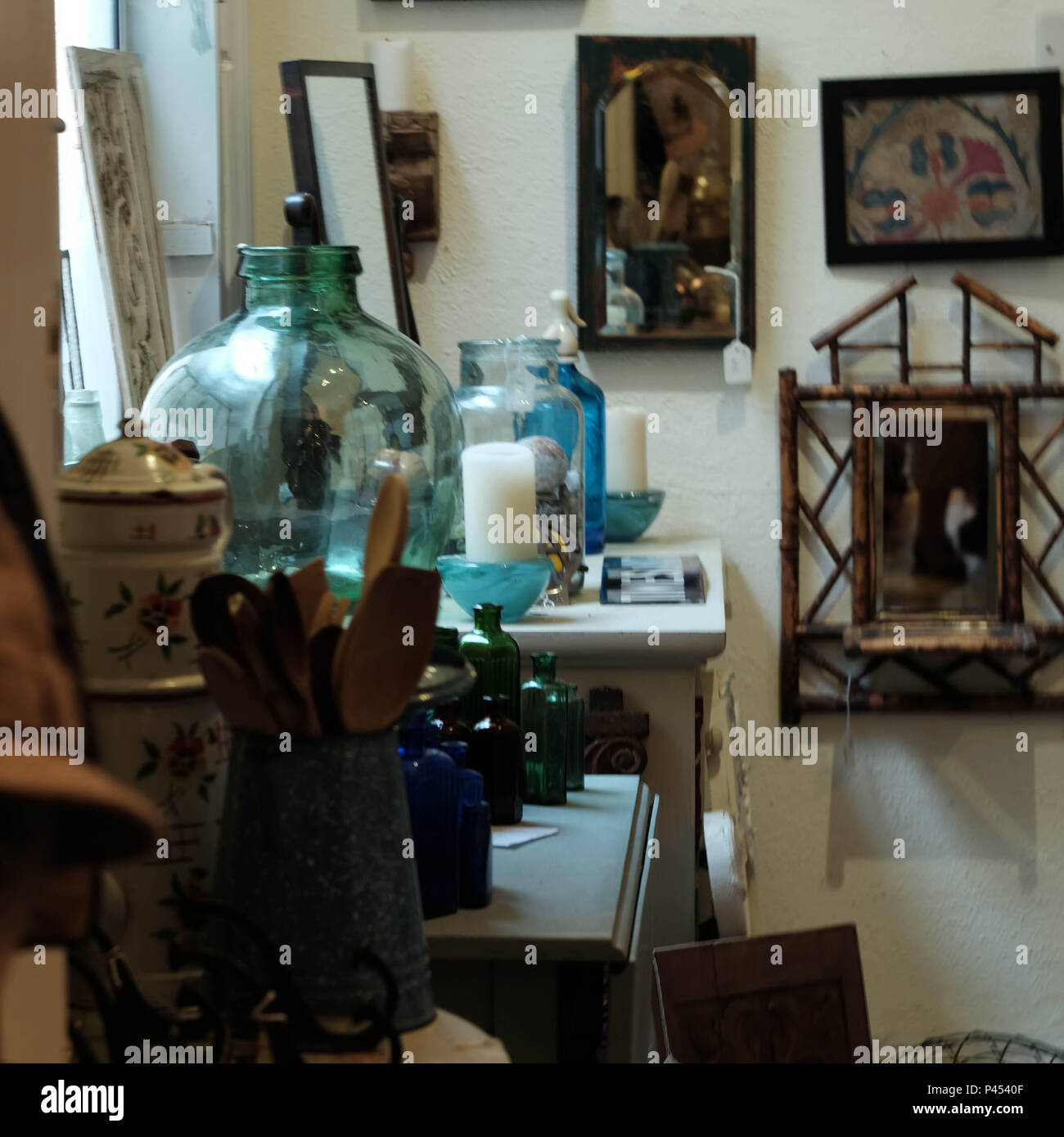 antique and junk shop Stock Photo - Alamy