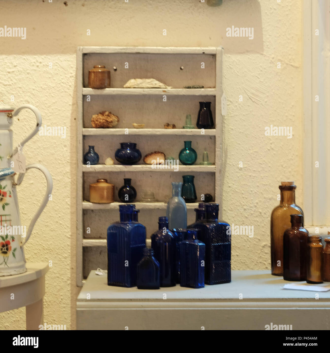 antique and junk shop Stock Photo - Alamy