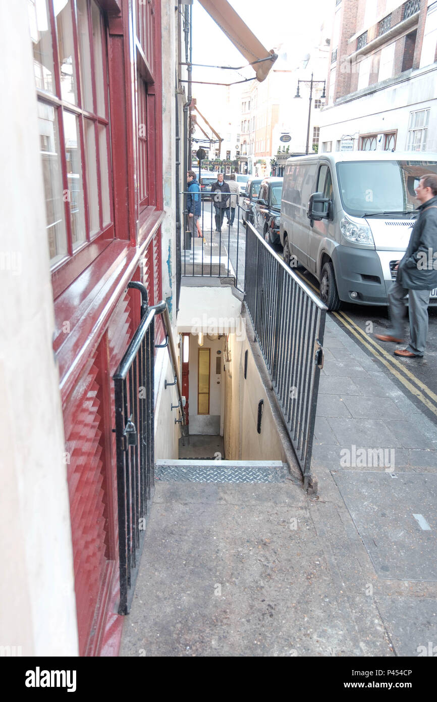 Mayfair alley hi-res stock photography and images - Alamy