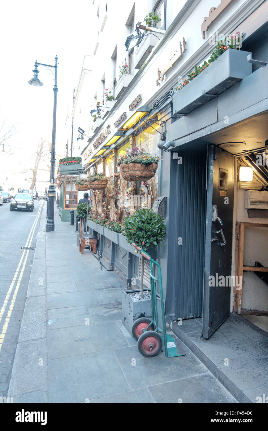 Mayfair alley hi-res stock photography and images - Alamy