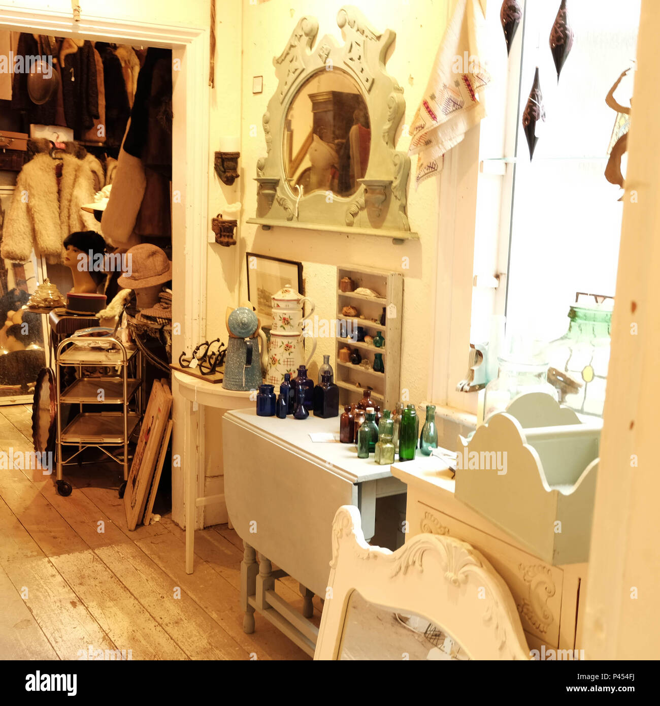 antique and junk shop Stock Photo - Alamy