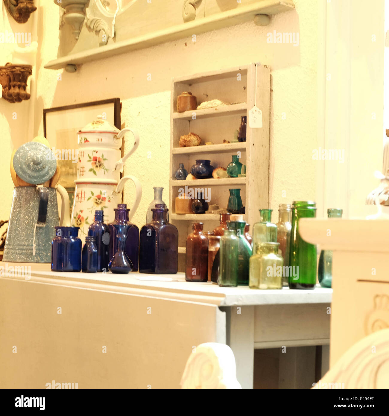 antique and junk shop Stock Photo - Alamy