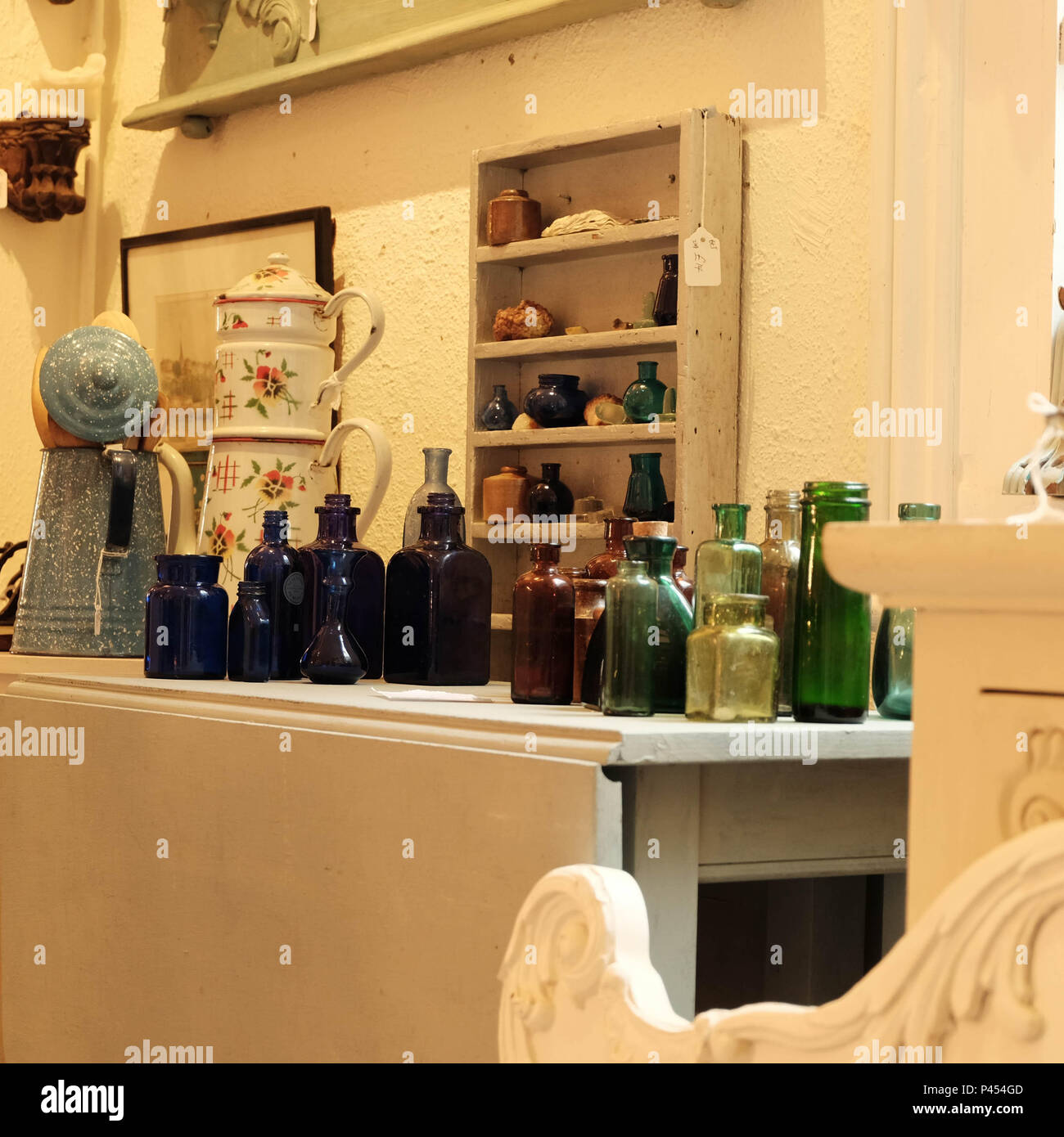 antique and junk shop Stock Photo - Alamy