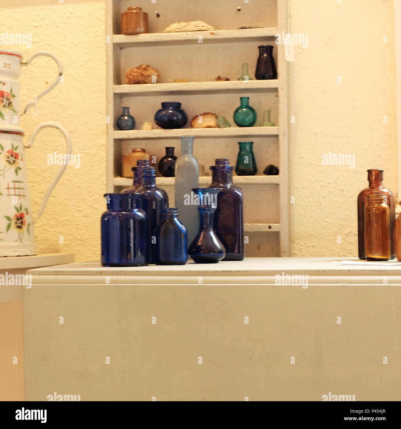 antique and junk shop Stock Photo - Alamy