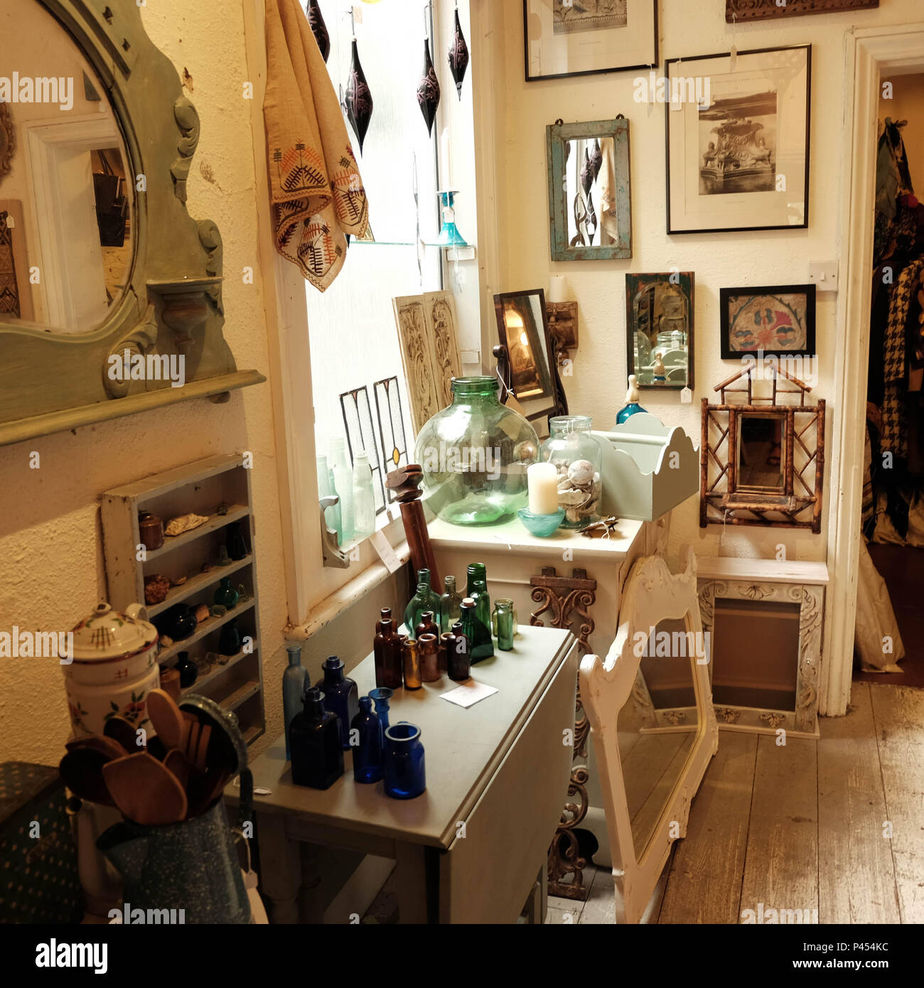 antique and junk shop Stock Photo - Alamy